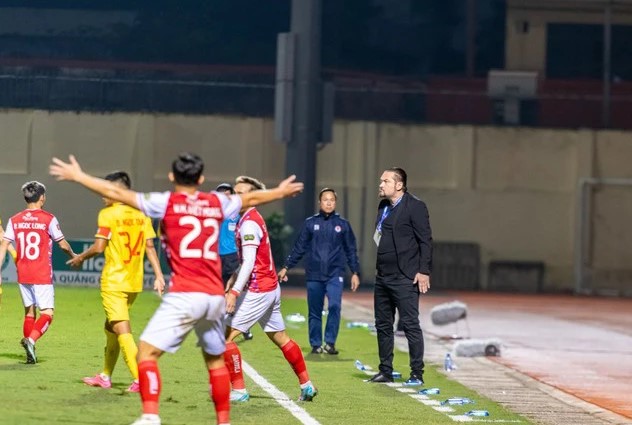 HLV Thanh Hóa cay cú: ‘Trọng tài Việt Nam thì hay nhất thế giới rồi’